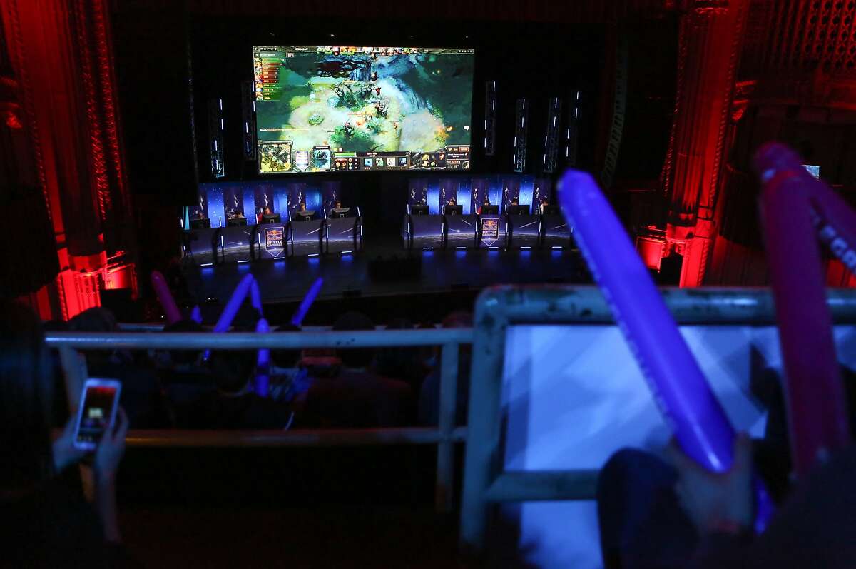 Video game tourney packs Warfield with e-sports fans