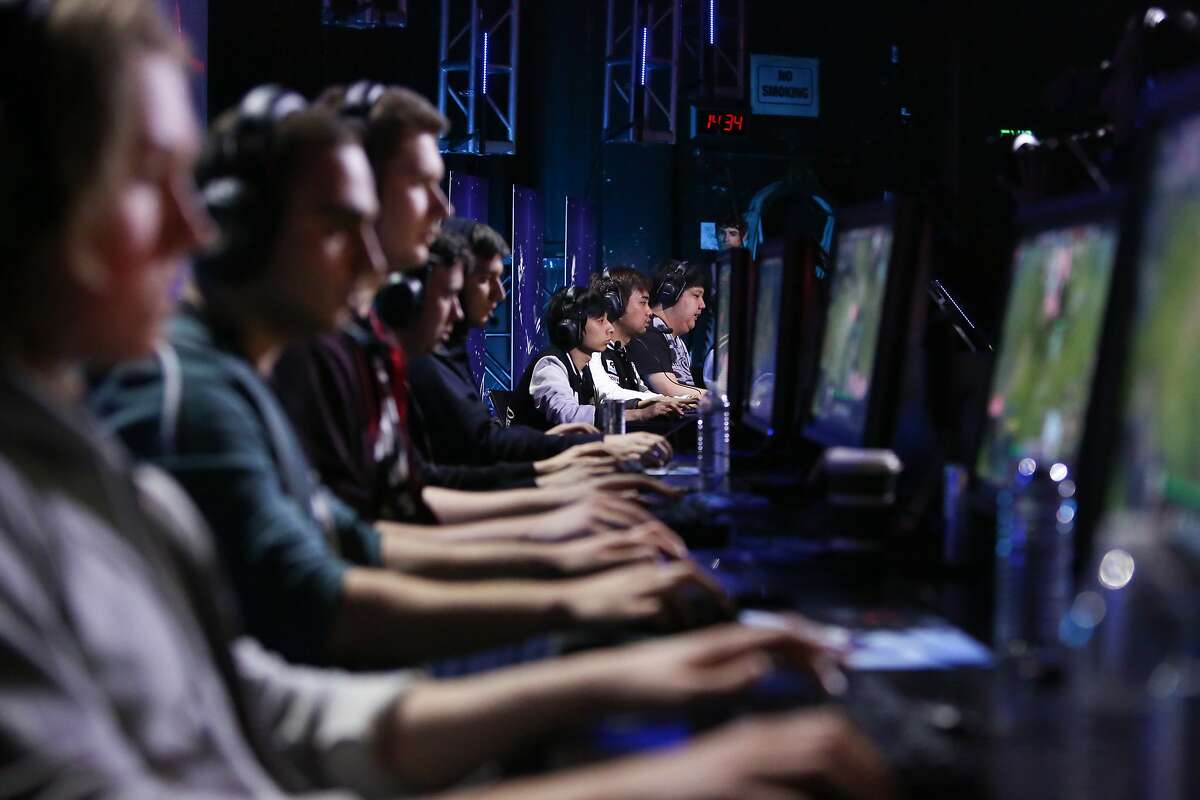 Video game tourney packs Warfield with e-sports fans