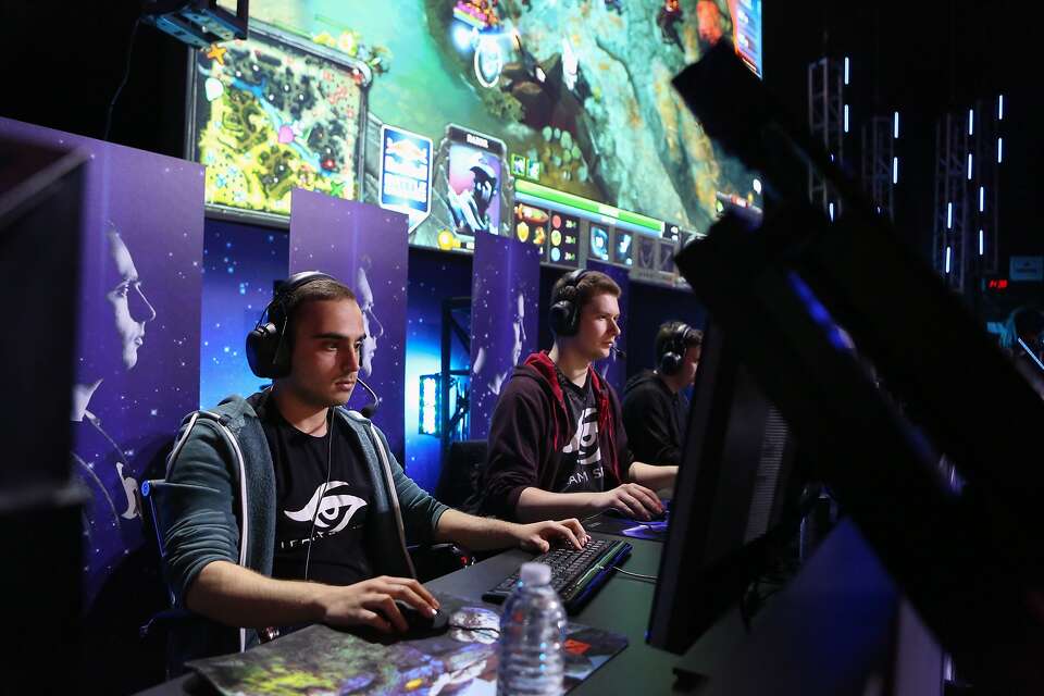 Video game tourney packs Warfield with e-sports fans