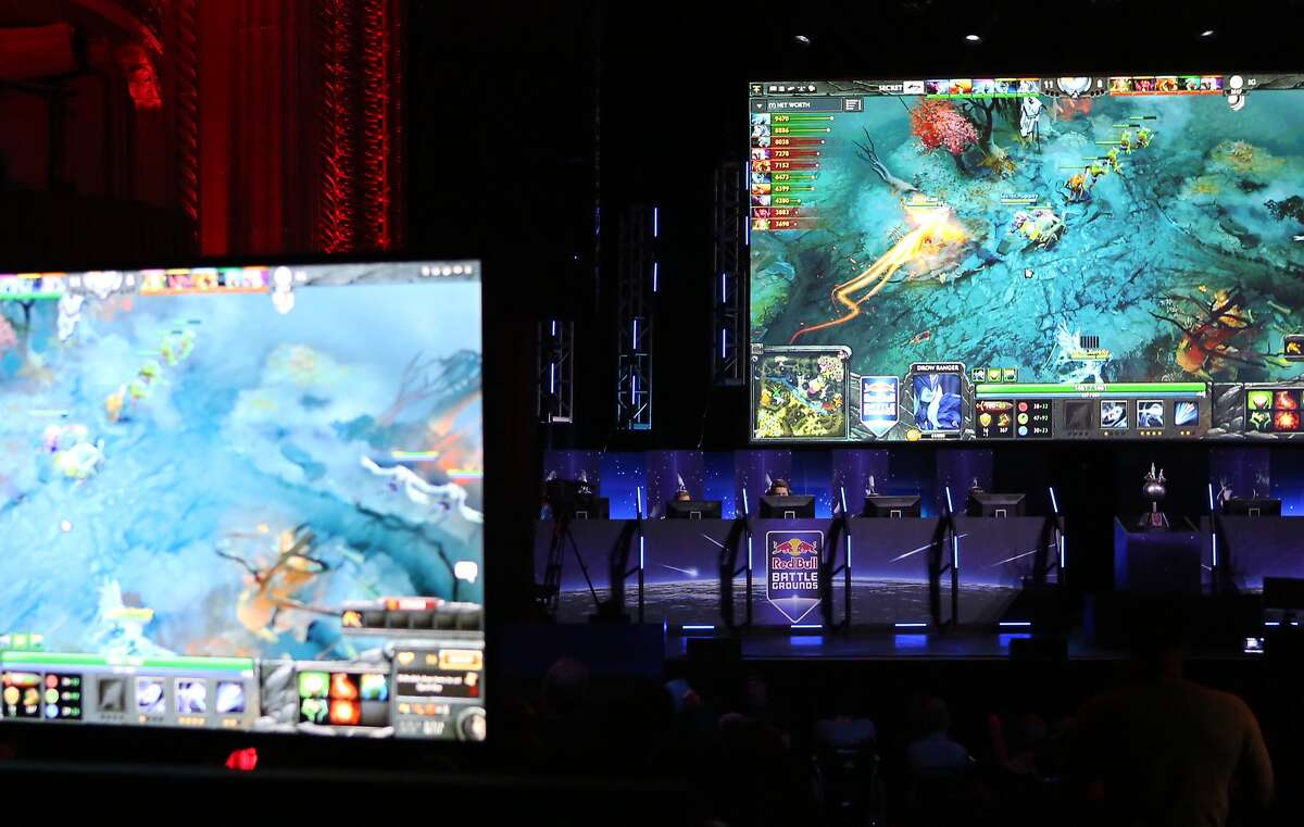Video game tourney packs Warfield with e-sports fans
