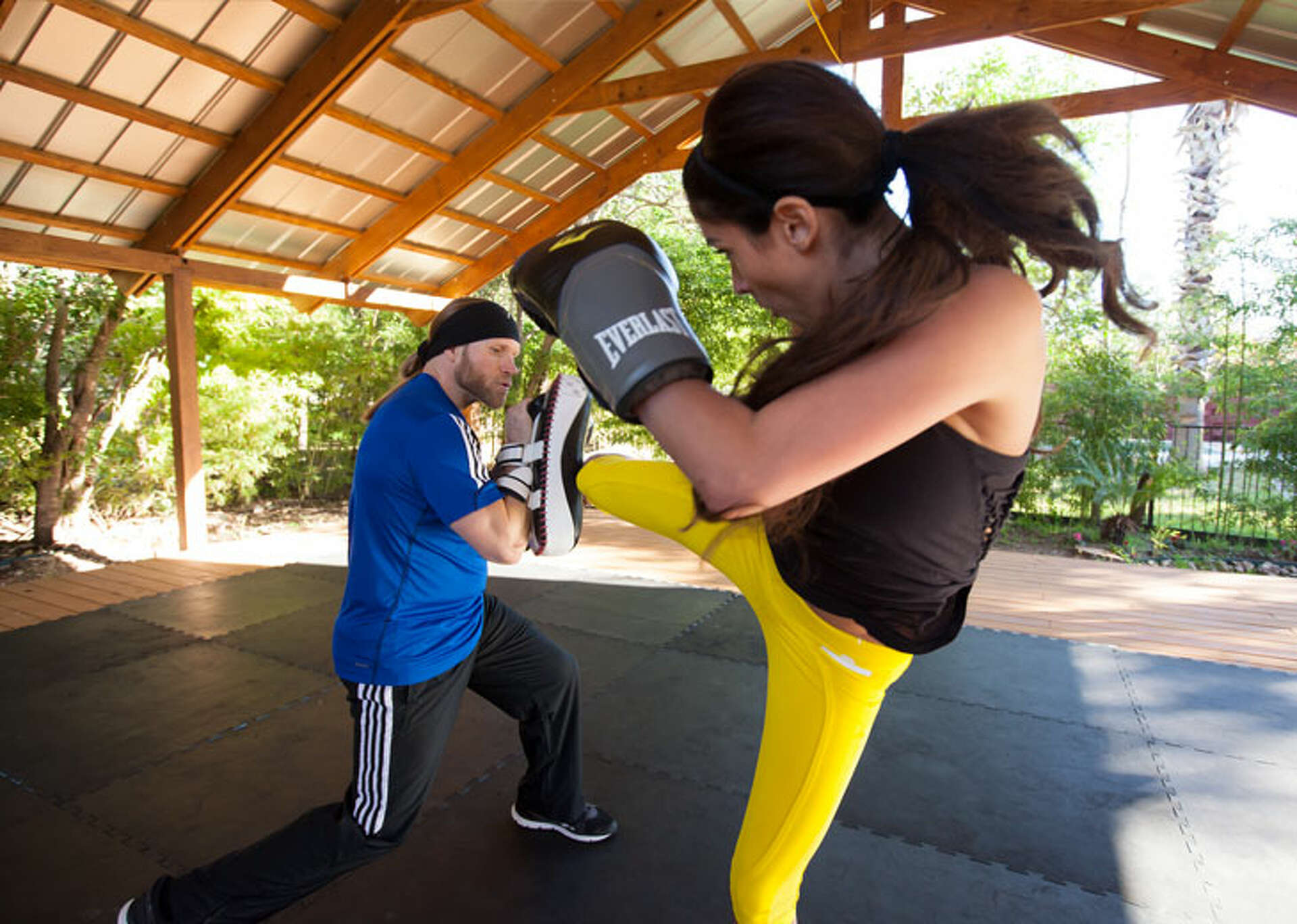 S.A. trainer Echols teaches stars kickboxing