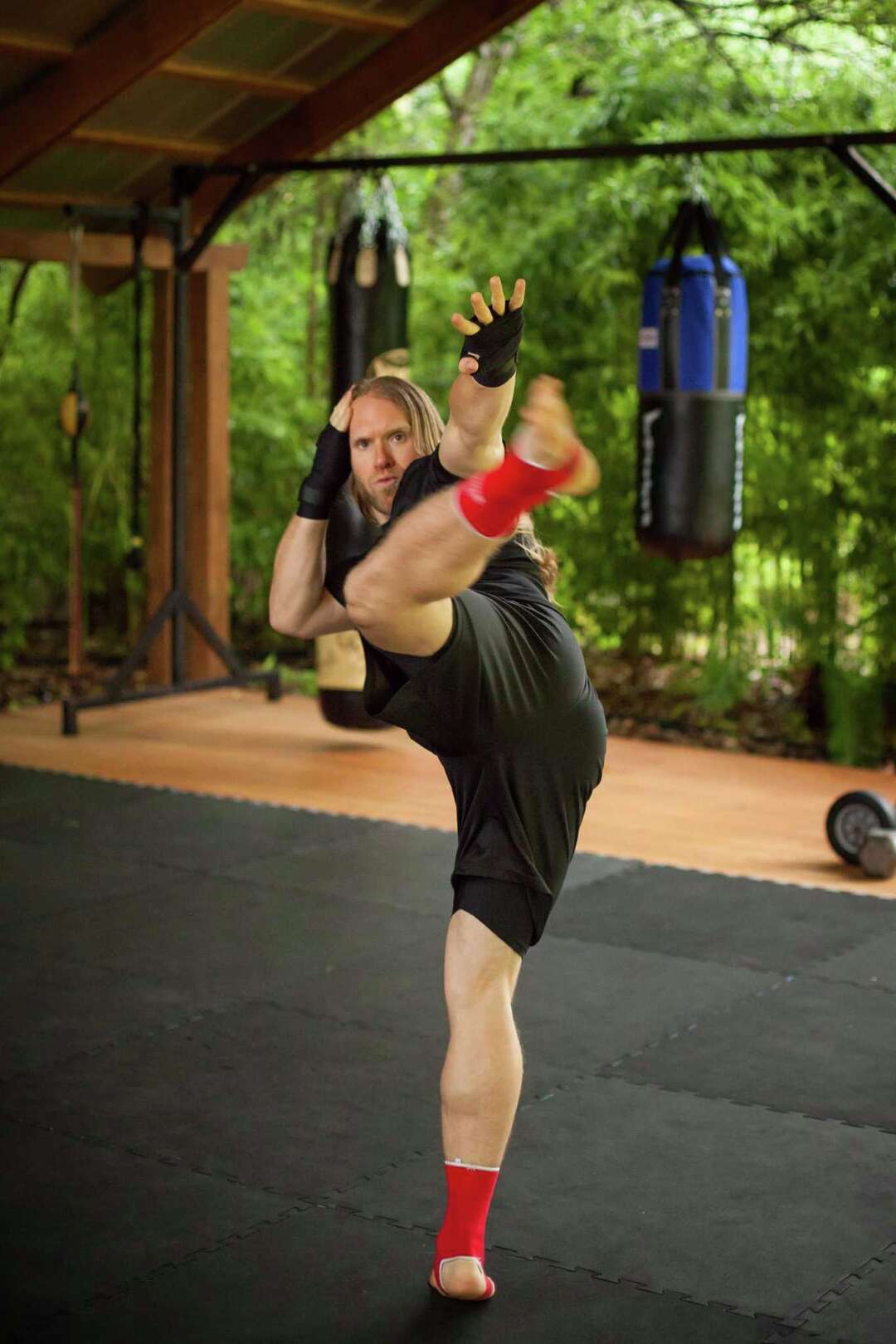 S.A. trainer Echols teaches stars kickboxing