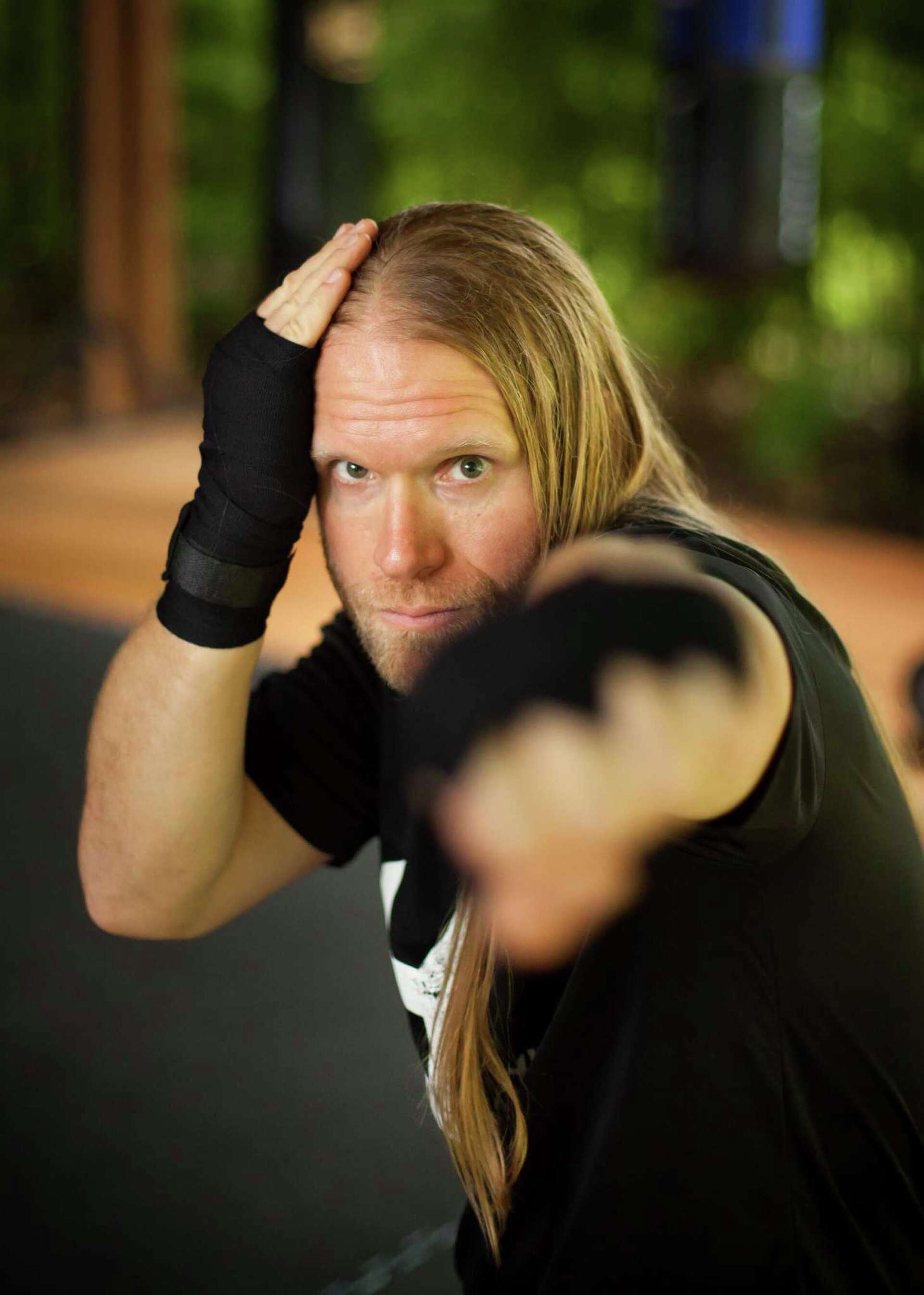 S.A. trainer Echols teaches stars kickboxing