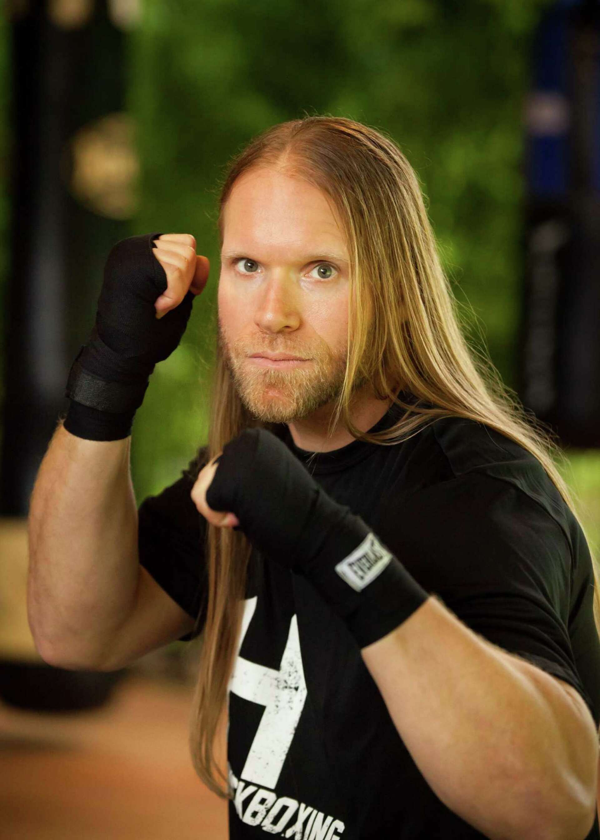 S.A. trainer Echols teaches stars kickboxing