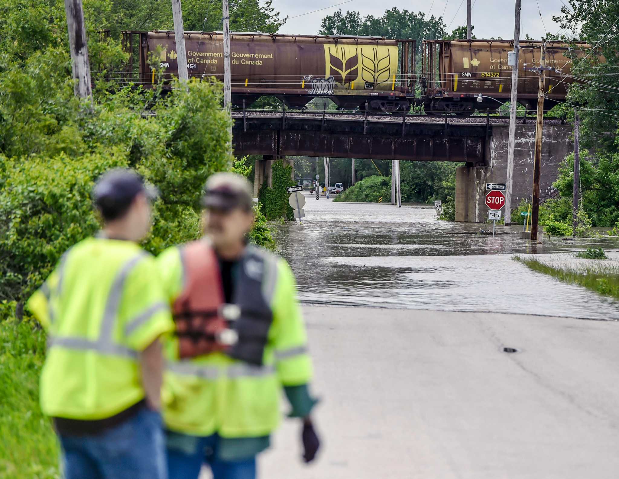 Major storm system pounds central U.S.