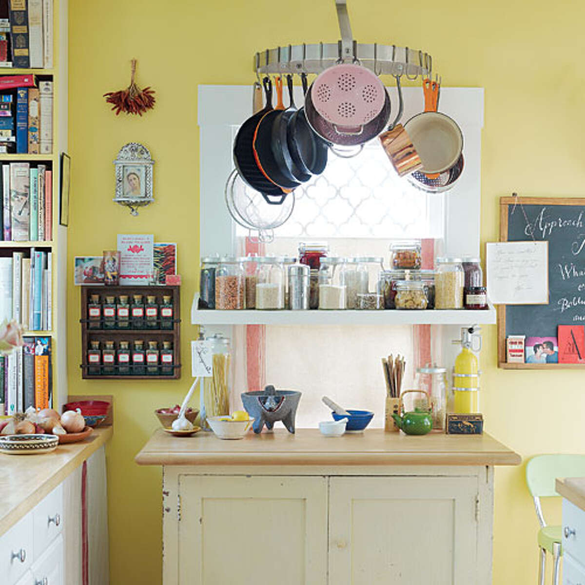 27 tips to keep a small home organized
