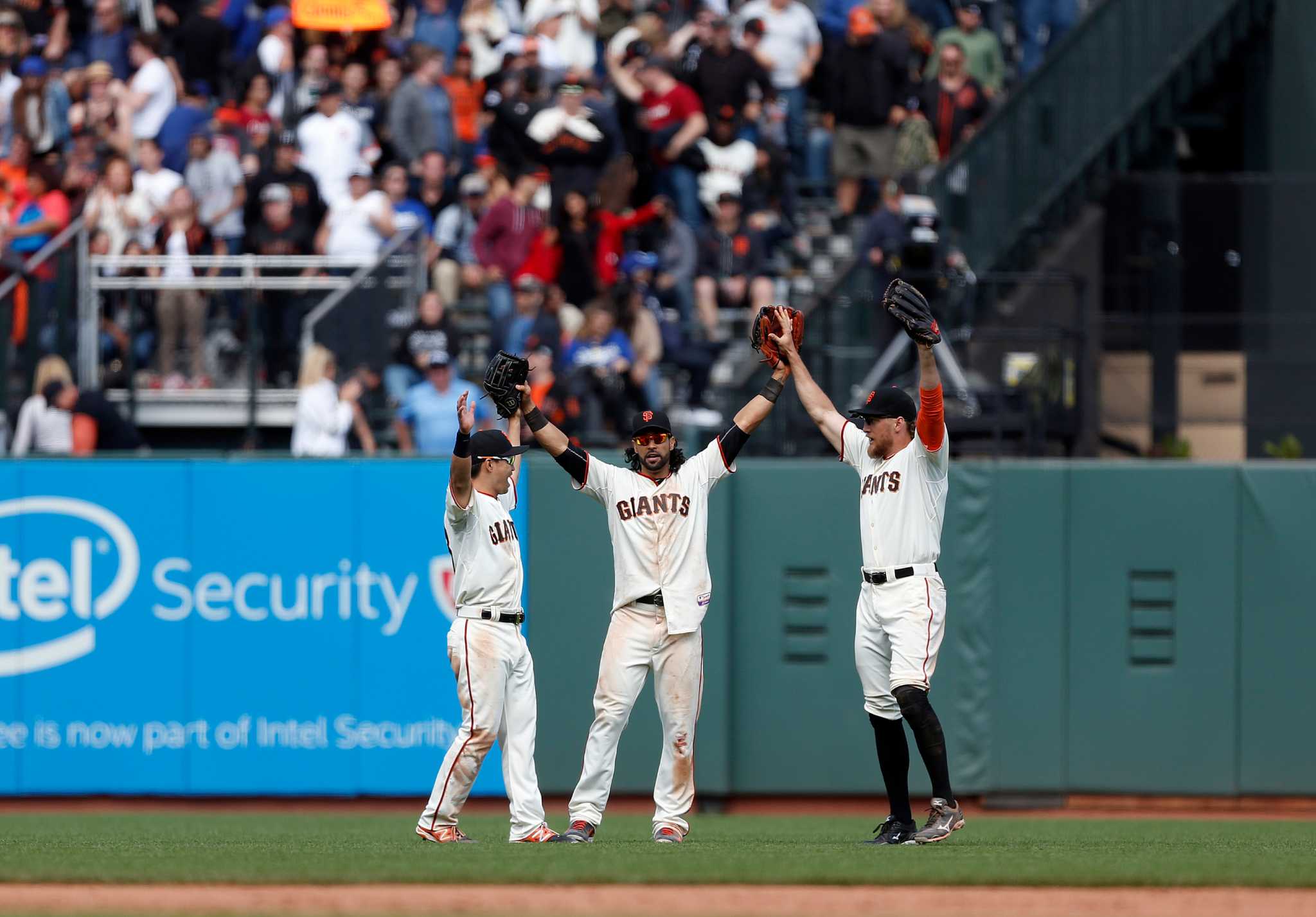 Giants’ return to form evident in silencing of Dodgers