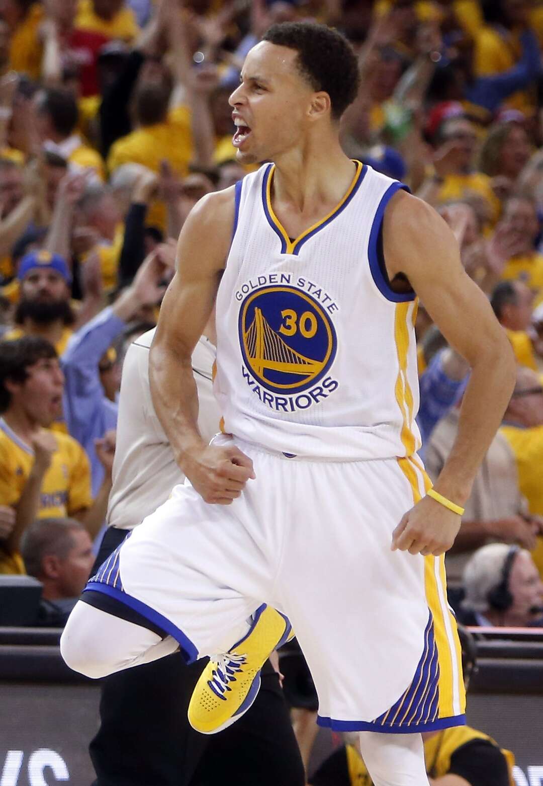 With flight delayed, Stephen Curry hit the driving range