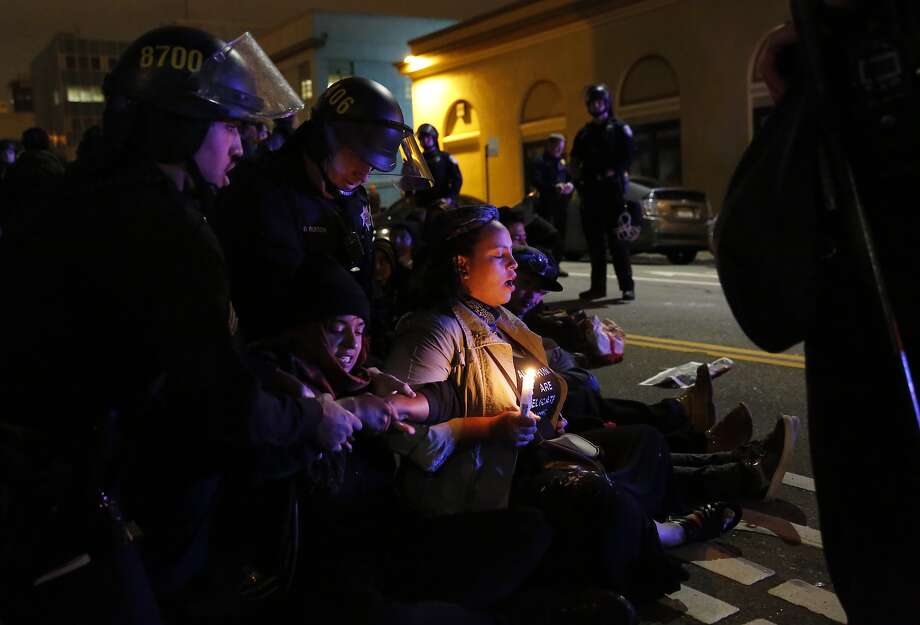 Oakland protesters defy mayor by marching at night without permit - SFGate