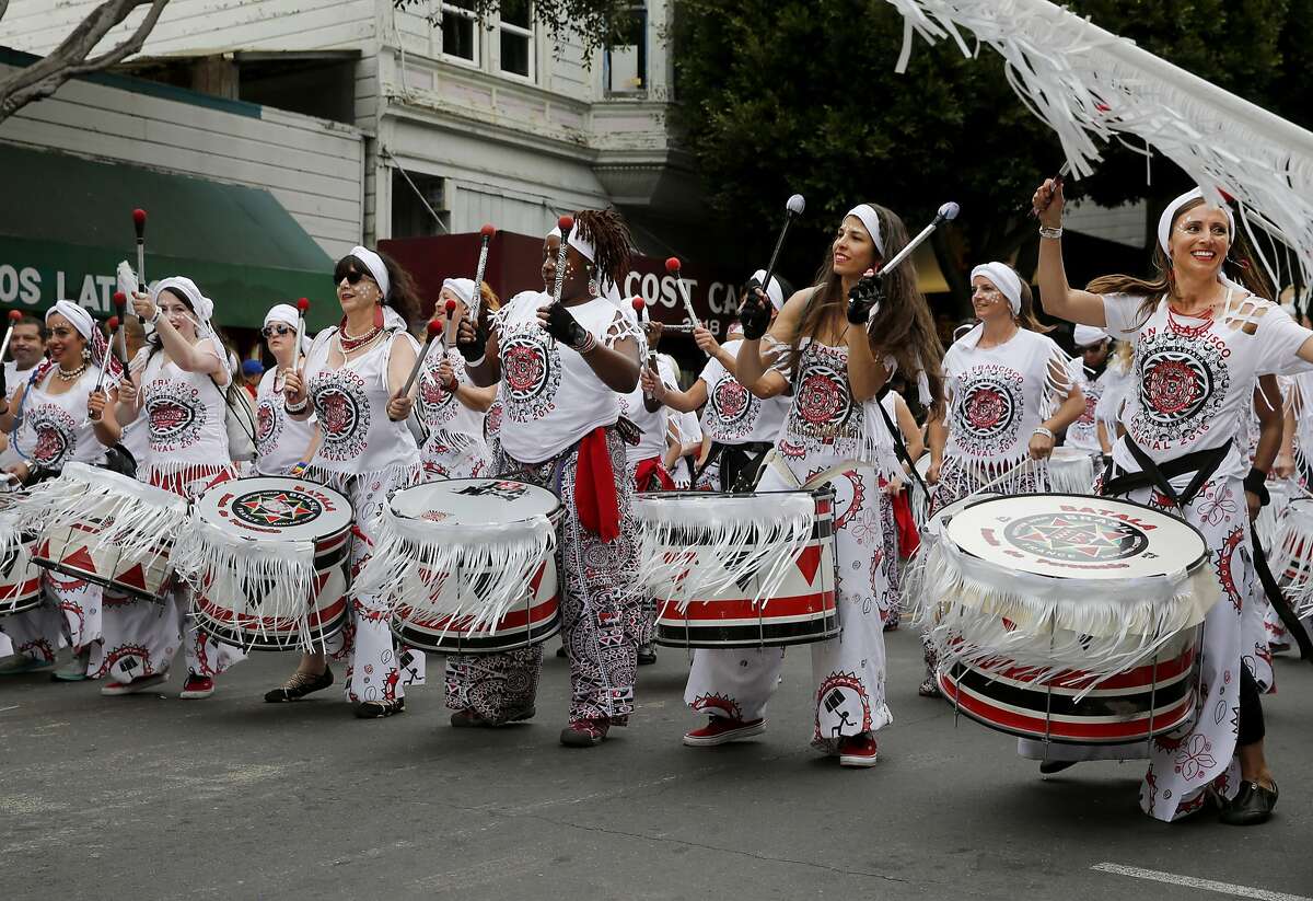 Carnaval parade carries water conservation message to thousands