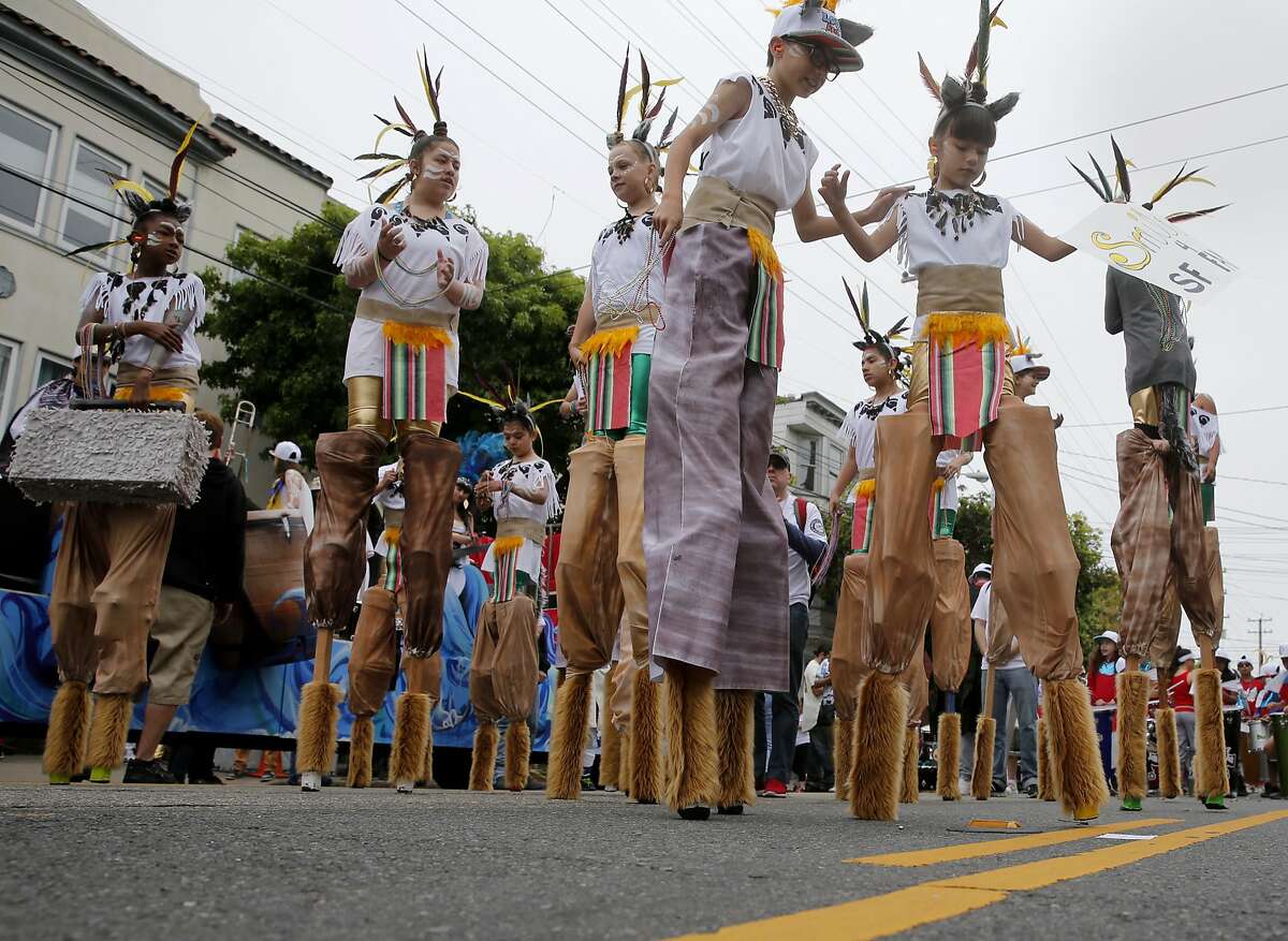 Carnaval parade carries water conservation message to thousands