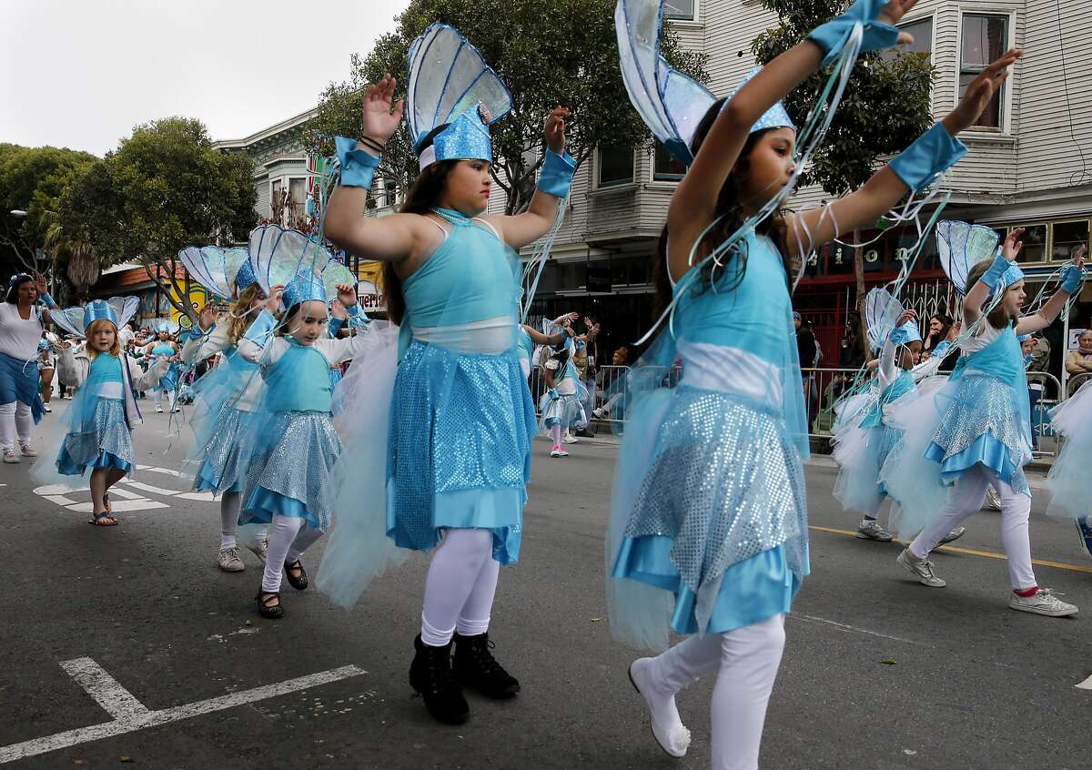 Carnaval parade carries water conservation message to thousands