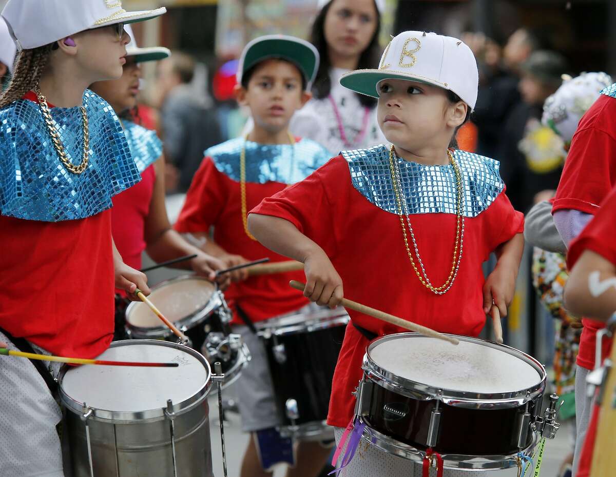 Carnaval parade carries water conservation message to thousands
