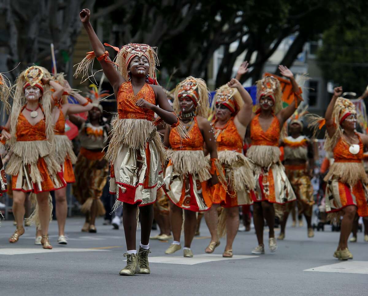 Carnaval parade carries water conservation message to thousands