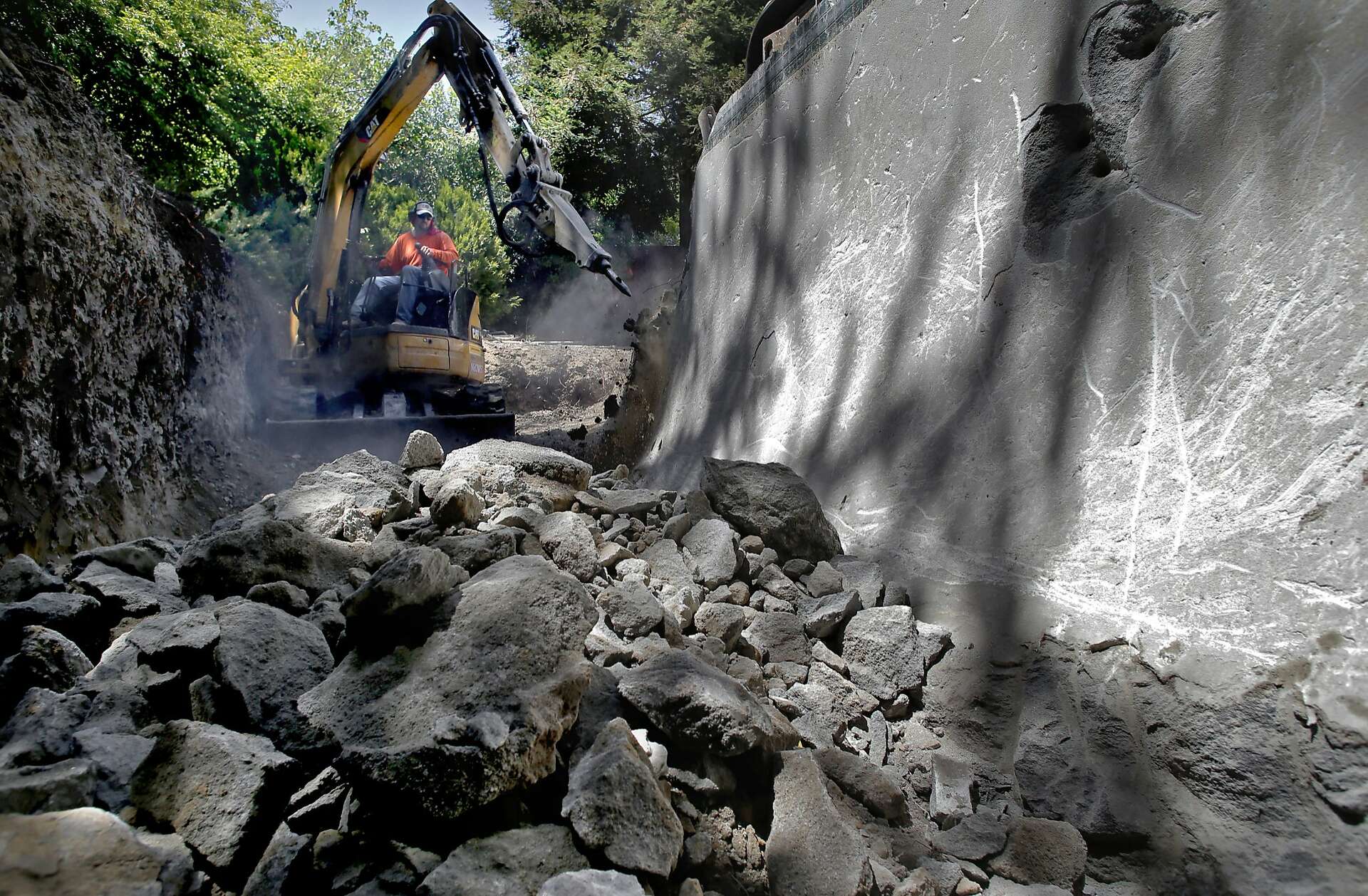 California drought throws cold water on swimming pools