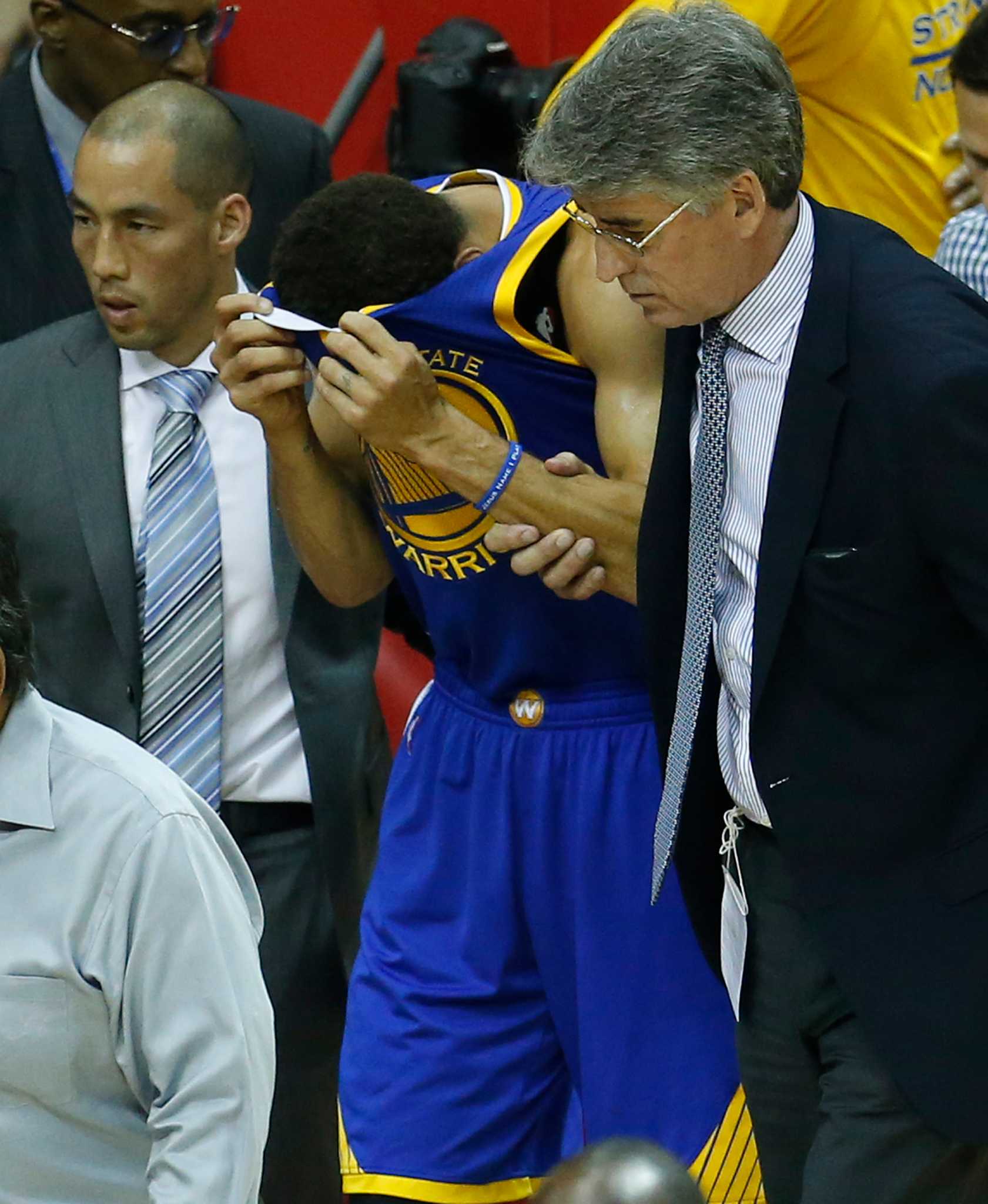 Frightening fall causes brief scare for Curry, Warriors