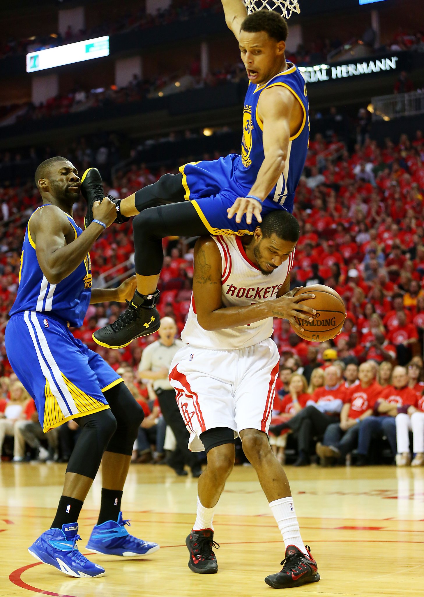 Did big fall knock Curry out of 3-point zone?