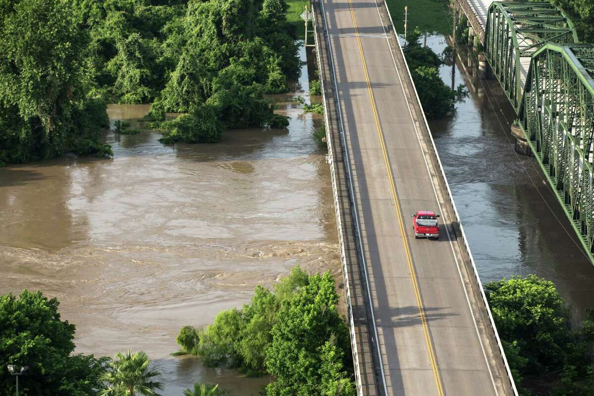 More than 2,500 homes damaged in Houston area floods