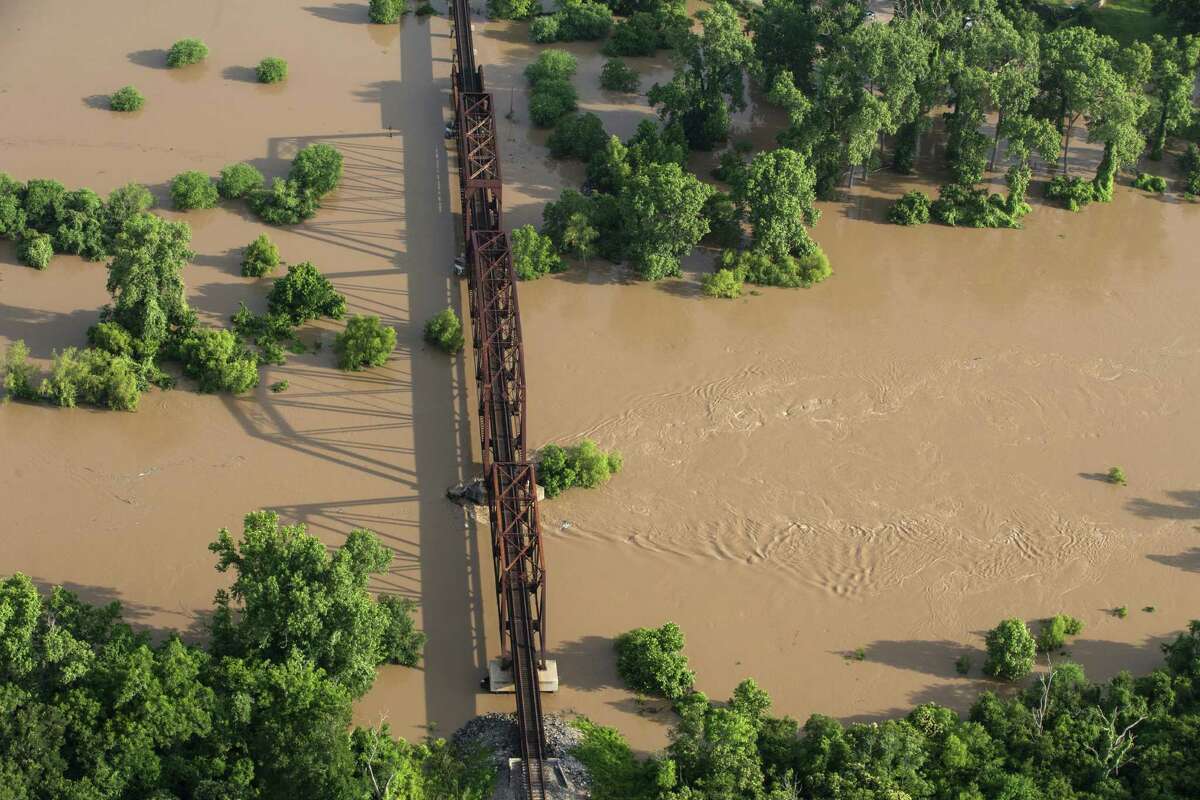 More than 2,500 homes damaged in Houston area floods