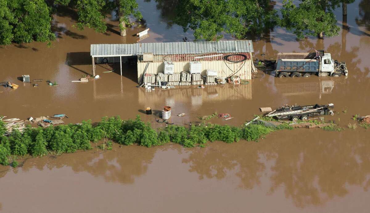 Brazoria Co. warns of contaminated water wells after flooding