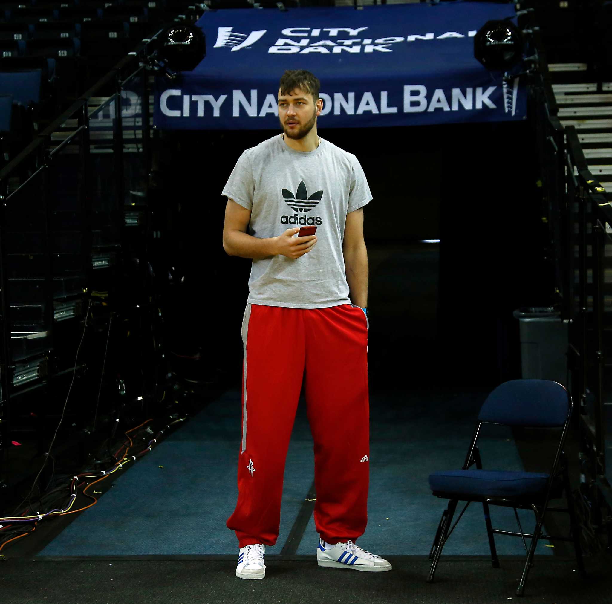 Rockets' Motiejunas suffers pain of surgery, separation