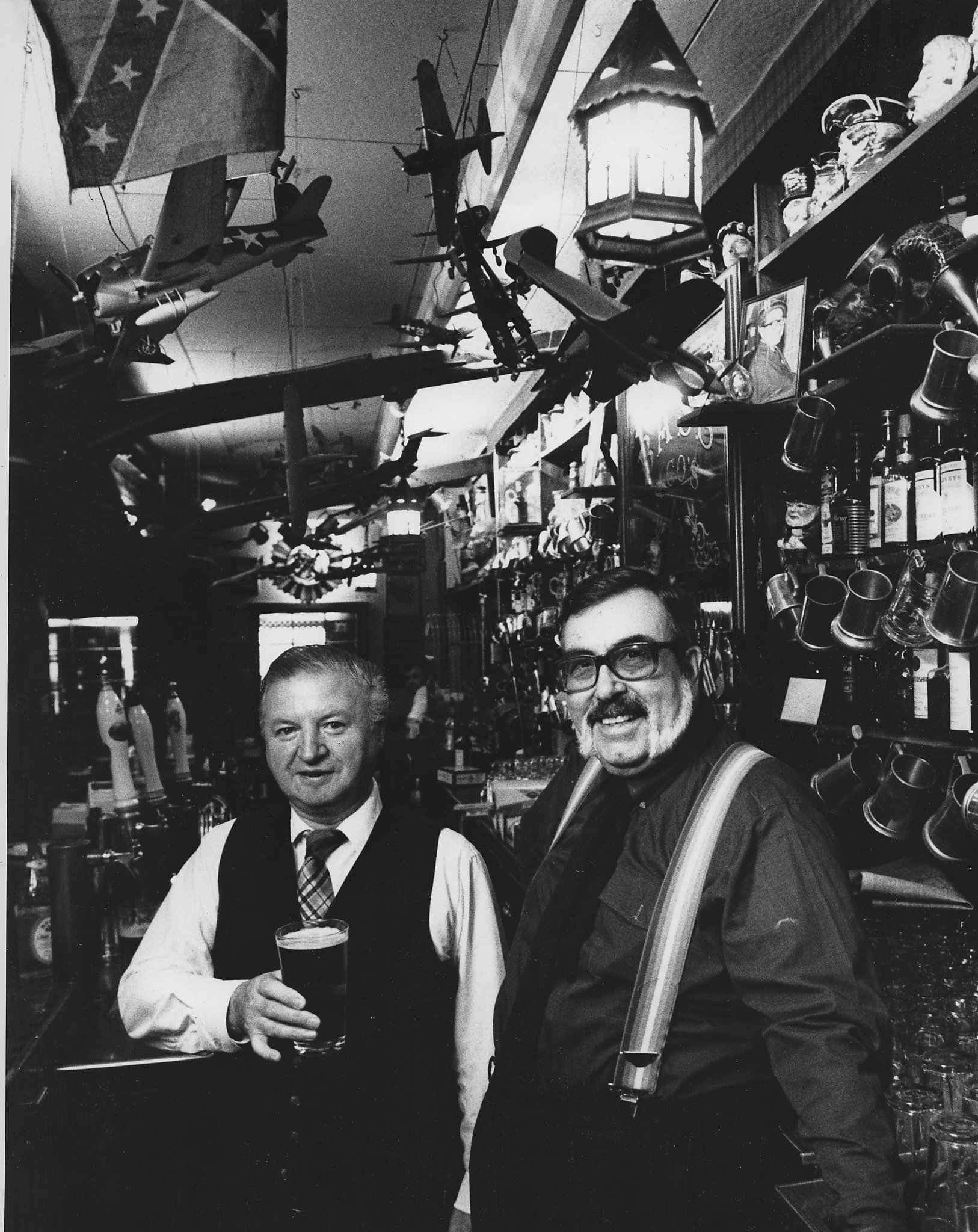 Edinburgh Castle bar’s parrot dies at 38, 1990