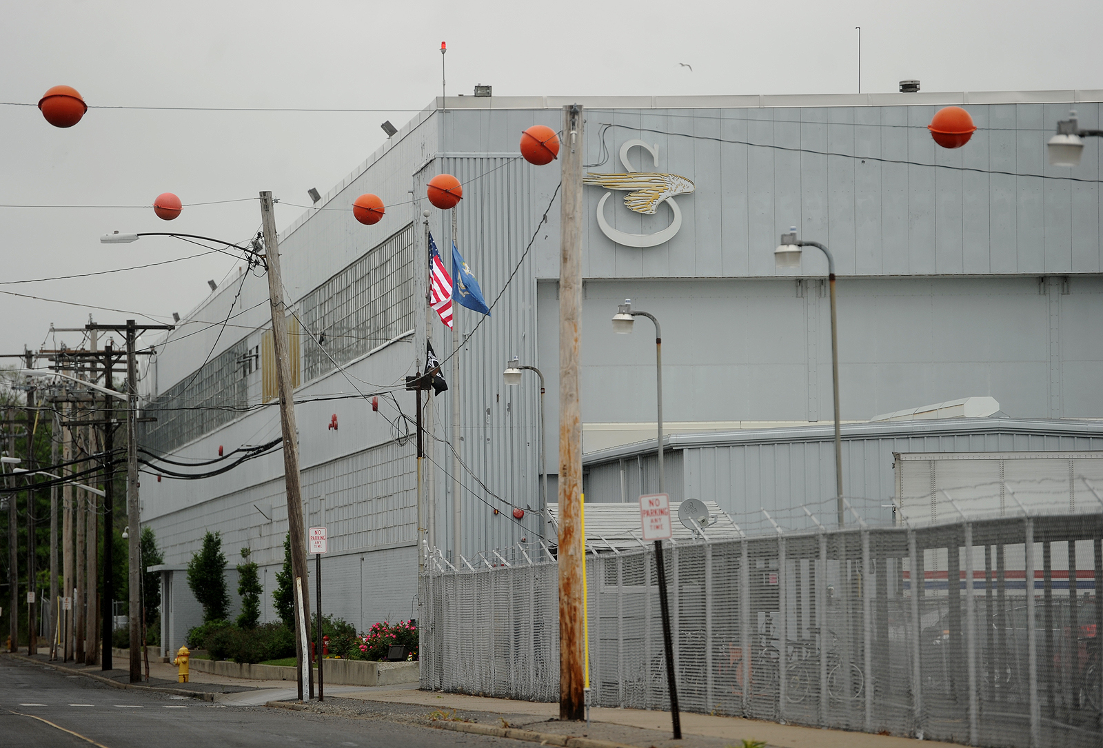 Sikorsky to cut 1,400 jobs, close Bridgeport plant