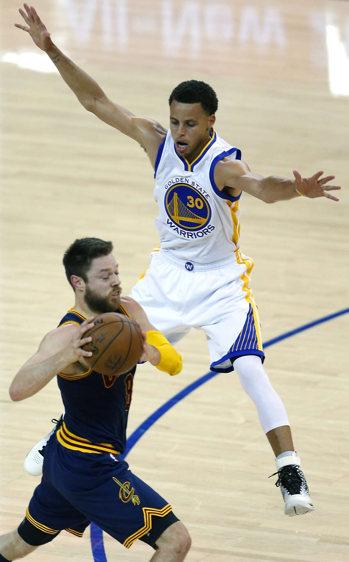 Stephen Curry feels defensive pressure on poor shooting night