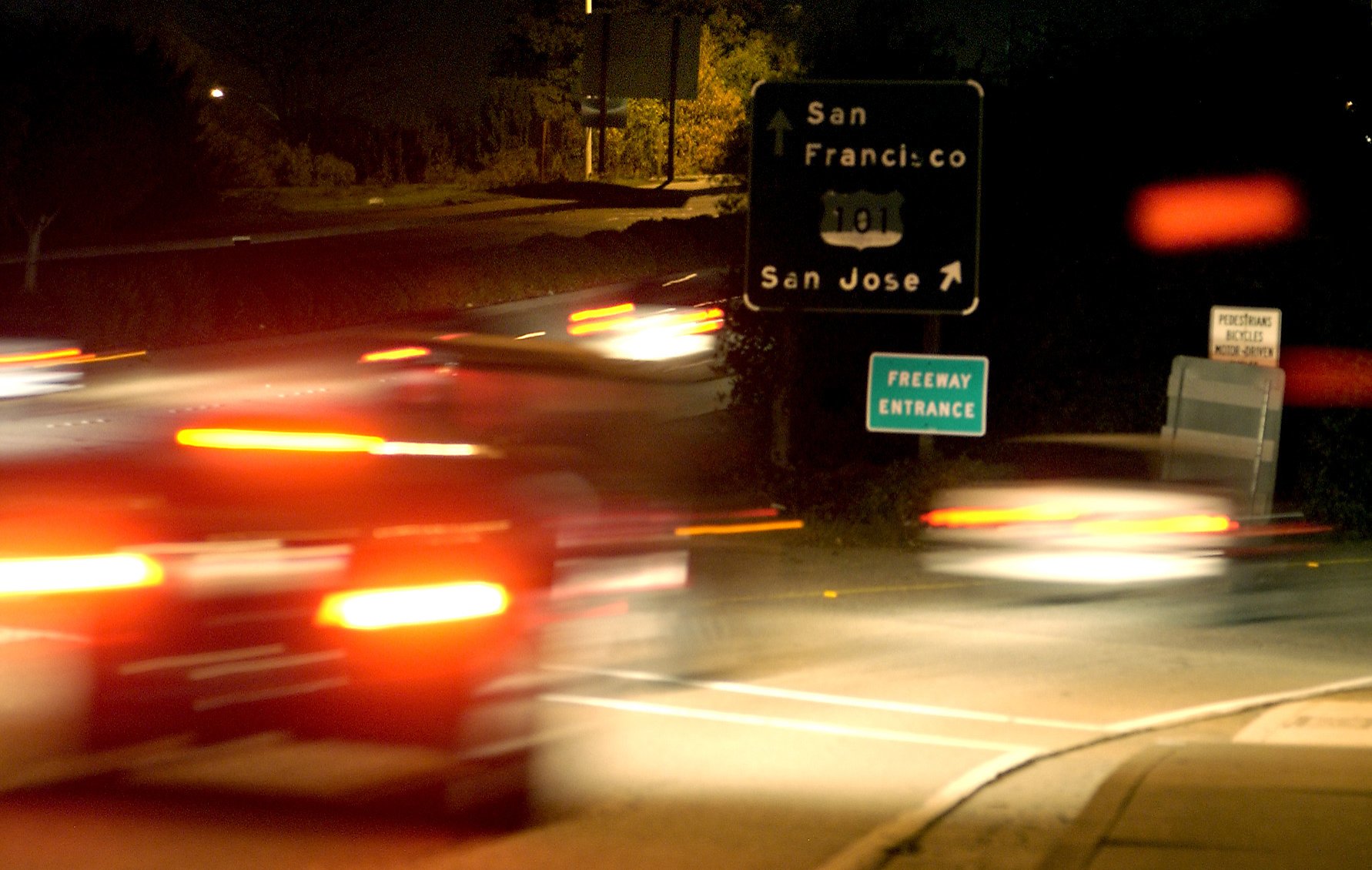 Pilot, 20, makes smooth emergency landing on Highway 101