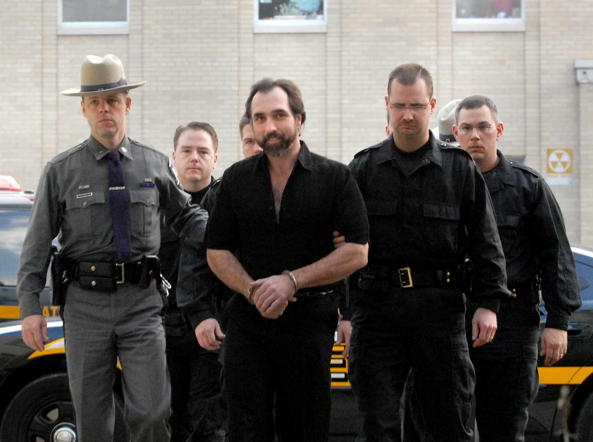 Fugitives leave history of mayhem, death