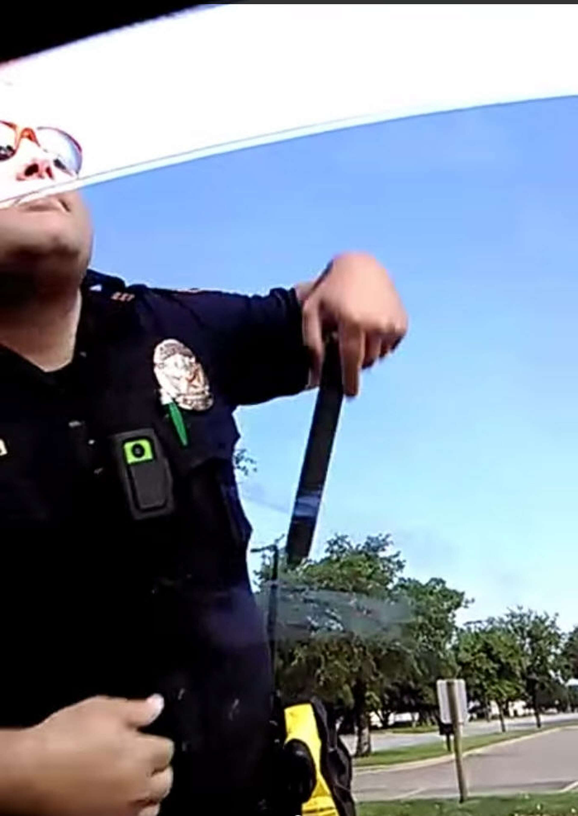 When Texas driver refuses to ID, police officer smashes window to ...