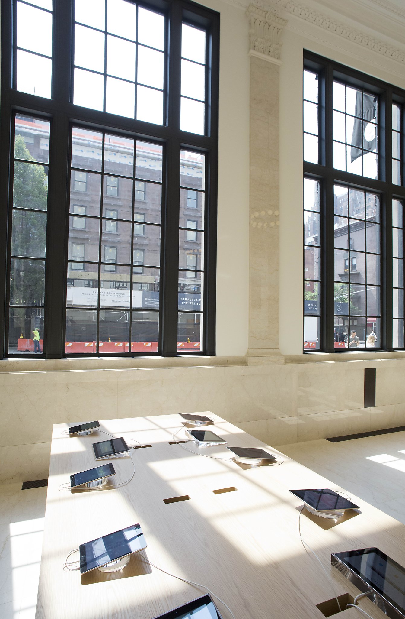 Apple restores former bank for new store