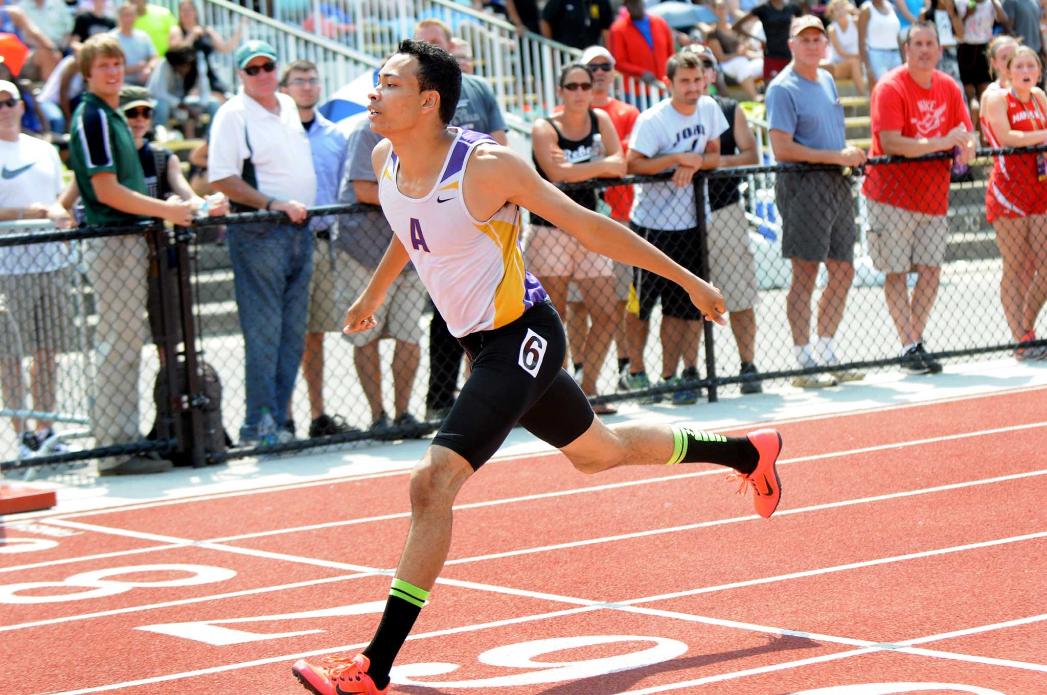 Izaiah Brown sets 400-meter record at state track meet