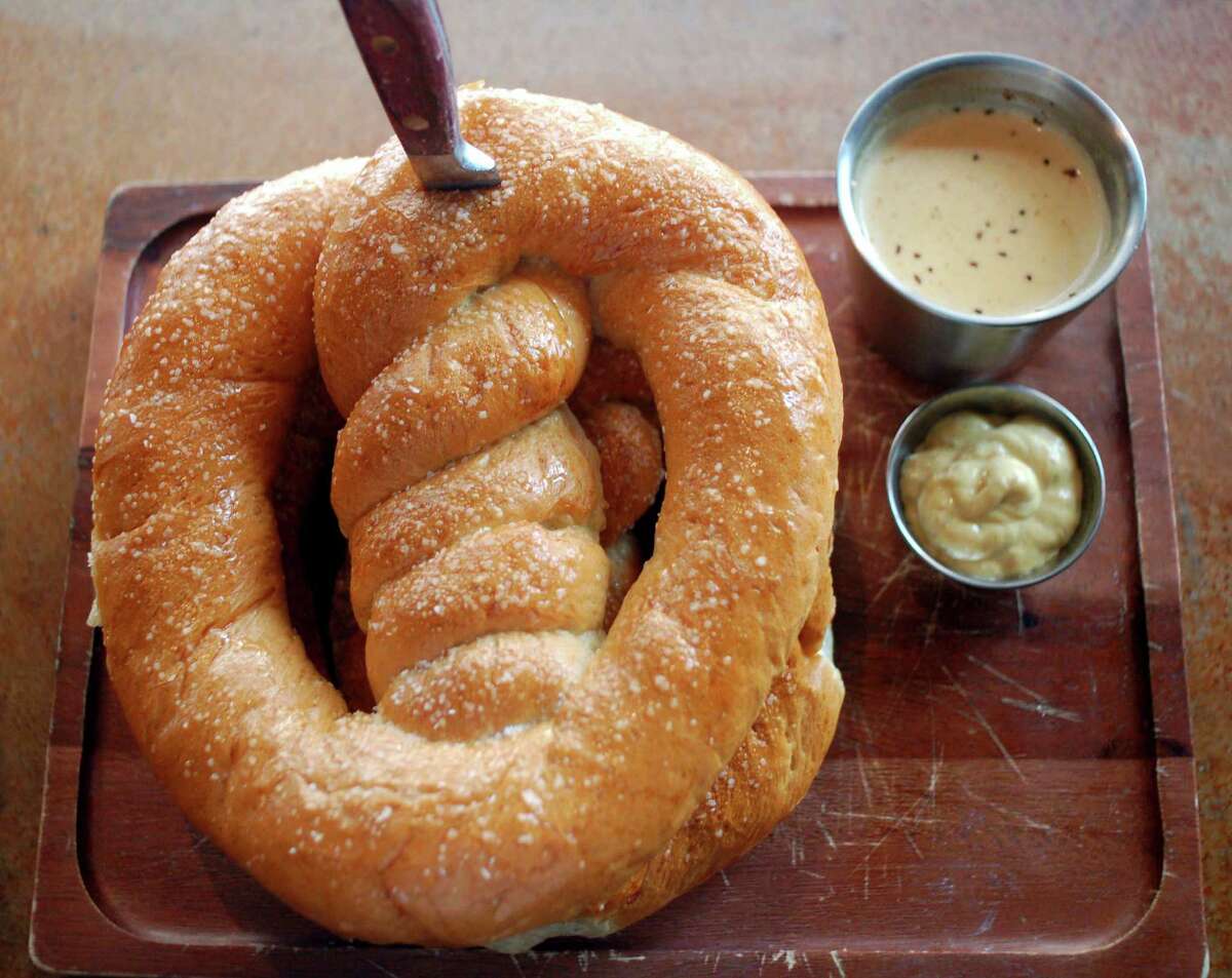 15-lane bowling alley, restaurant Bowl and Barrel coming to The Rim in ...