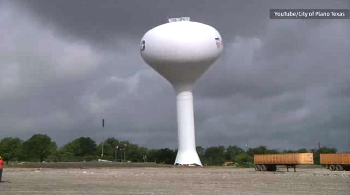Giant water tower crashes down in Plano, Texas