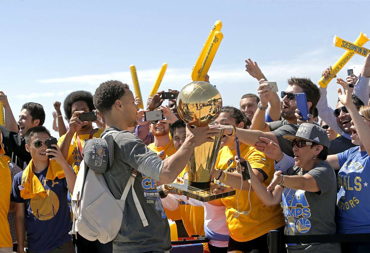 Warriors touch down in Oakland as NBA champs