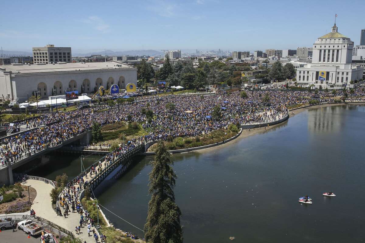 Fans pack Oakland for Warriors victory parade