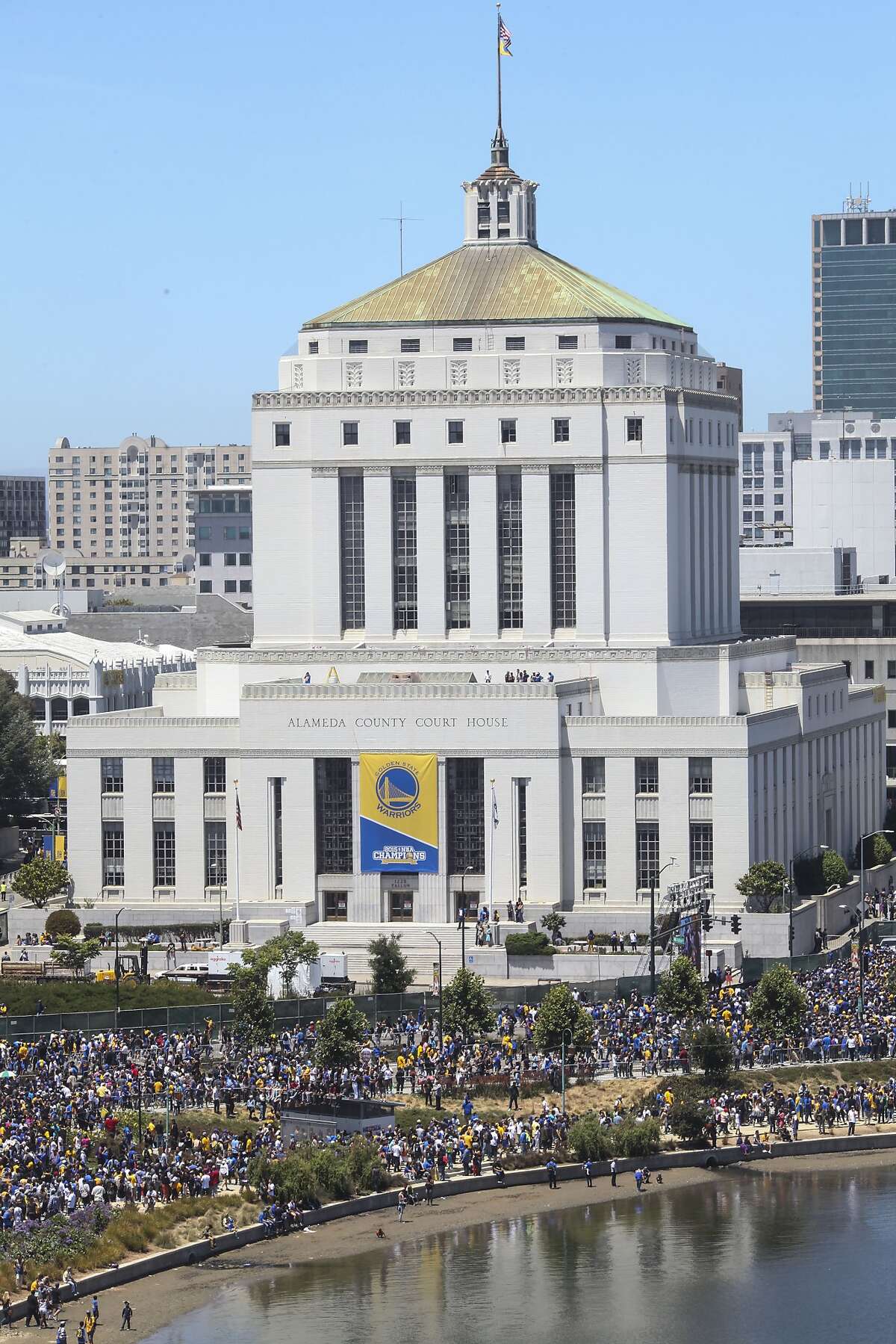 Fans pack Oakland for Warriors victory parade