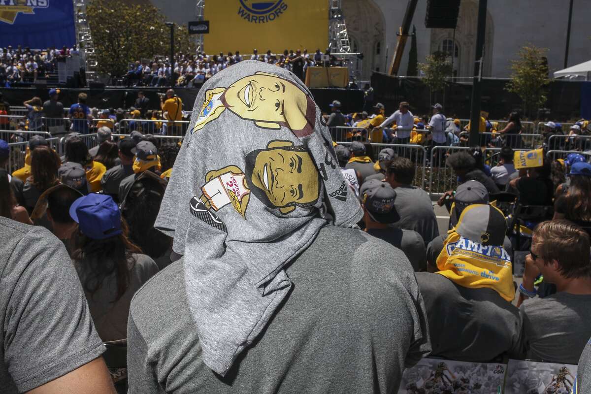 Fans pack Oakland for Warriors victory parade