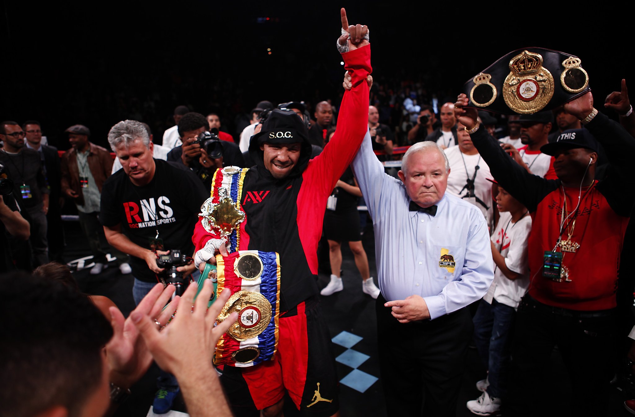 Oakland boxer Ward beats Smith on TKO in return to the ring