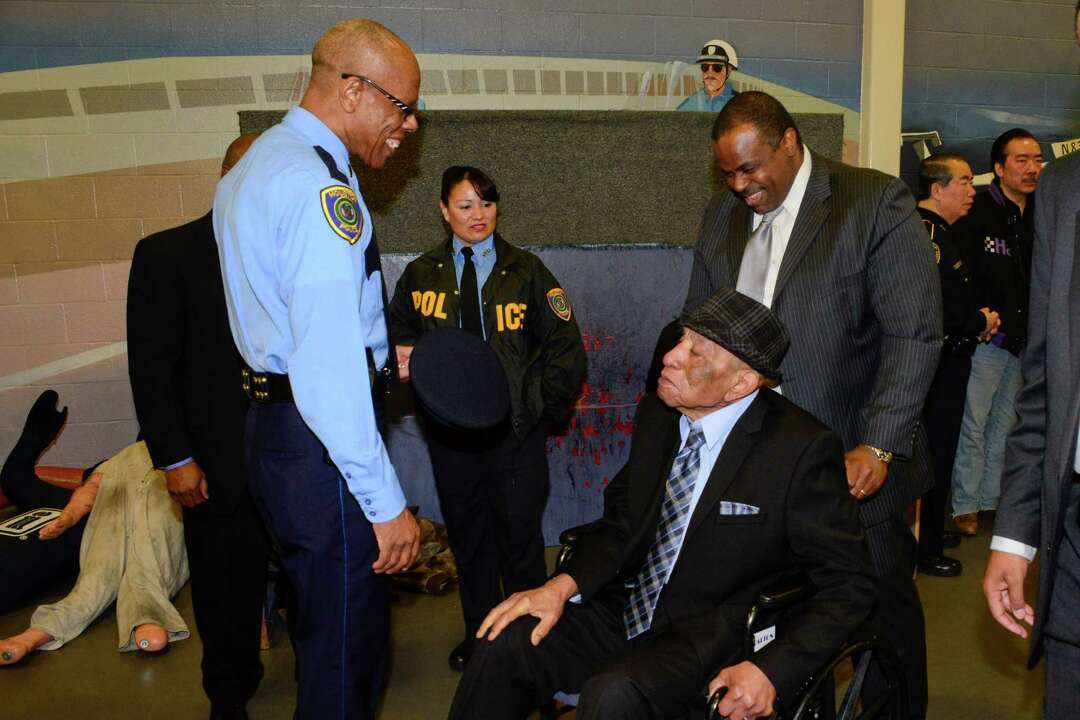 After long, honored police career, Houston's 'Mr. Thomas' set to ...