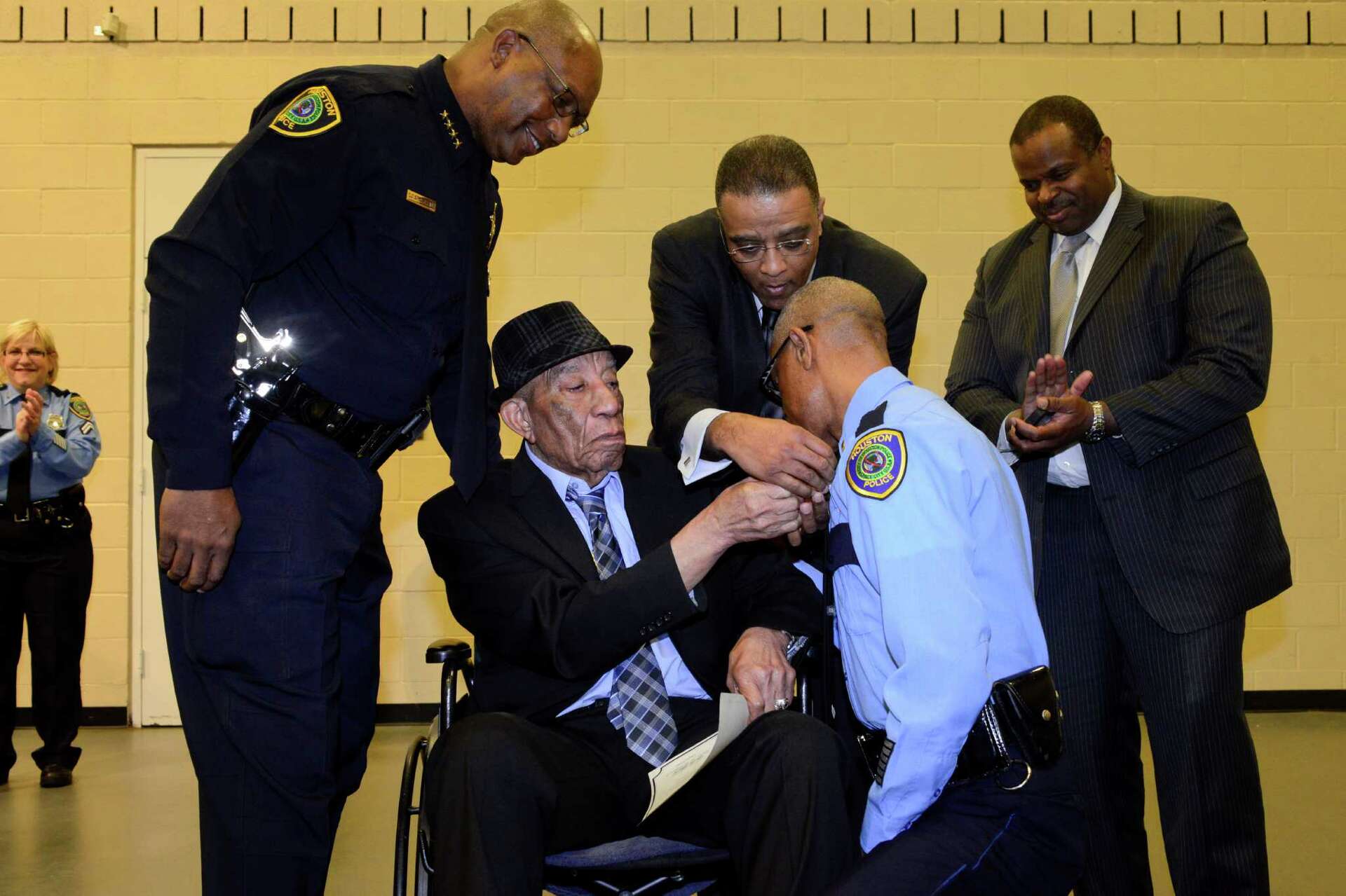 After long, honored police career, Houston's 'Mr. Thomas' set to ...