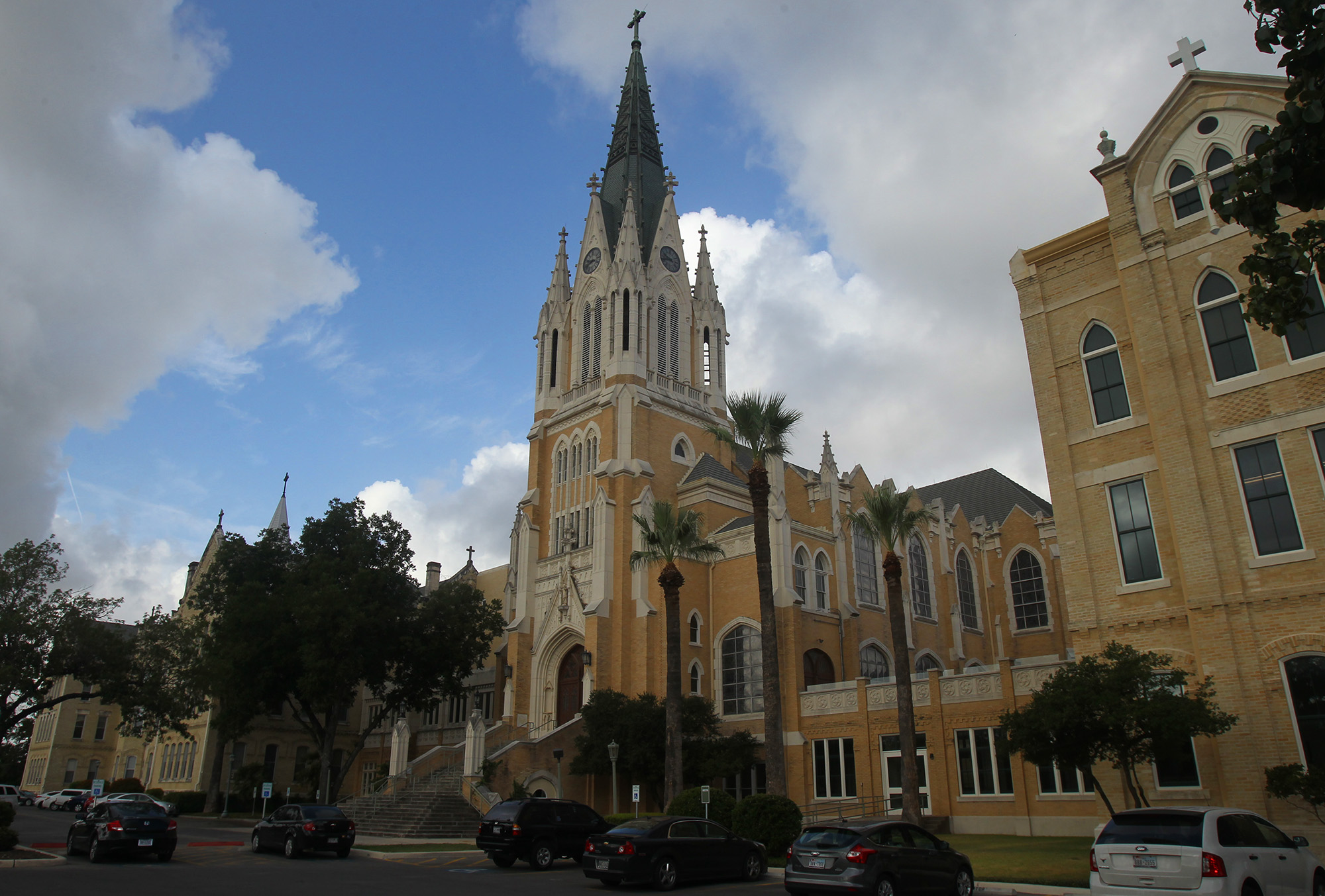 Police: Man open carrying rifle prompts brief lockdown of OLLU campus ...