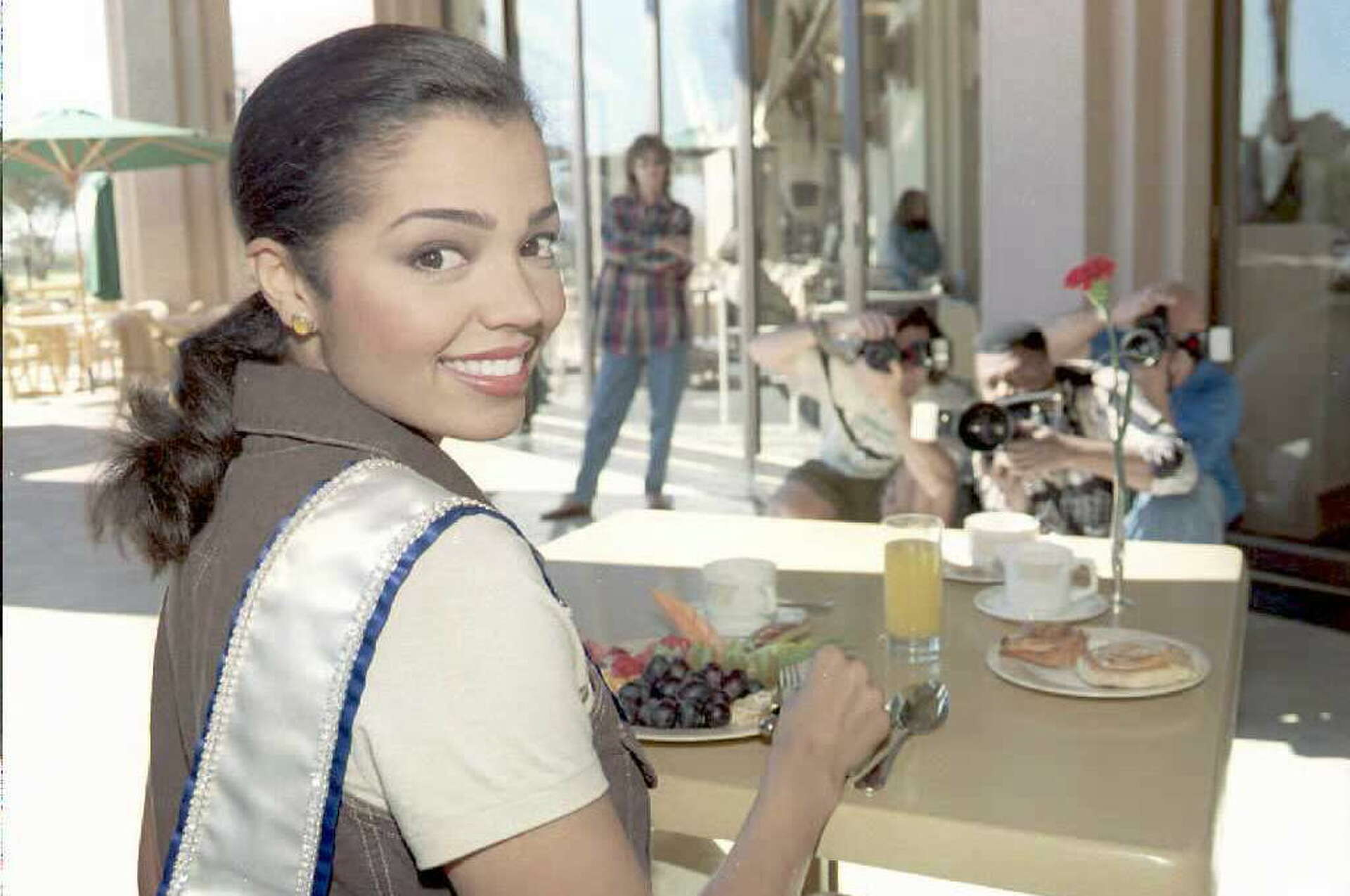 Chelsi Smith, 1995 Miss Universe from Texas, dies at age 45