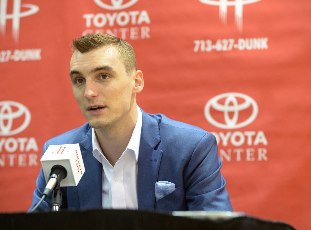 Rookie Sam Dekker takes full practice for first time since surgery
