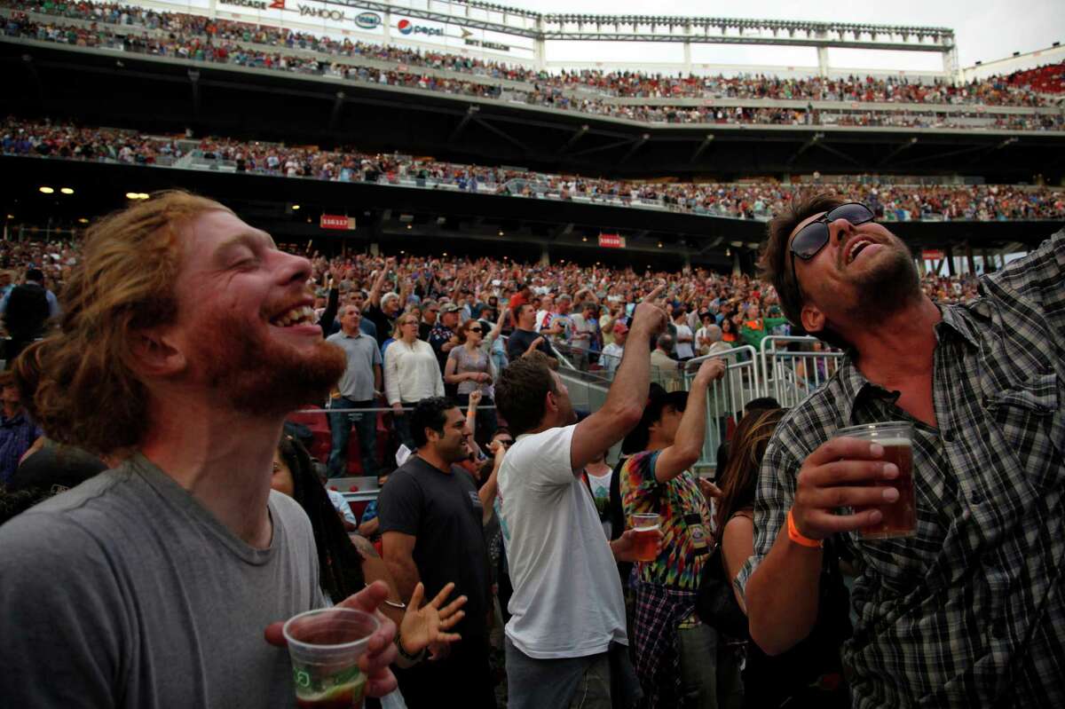 Dead offers paint-by-numbers show, but fans provides color