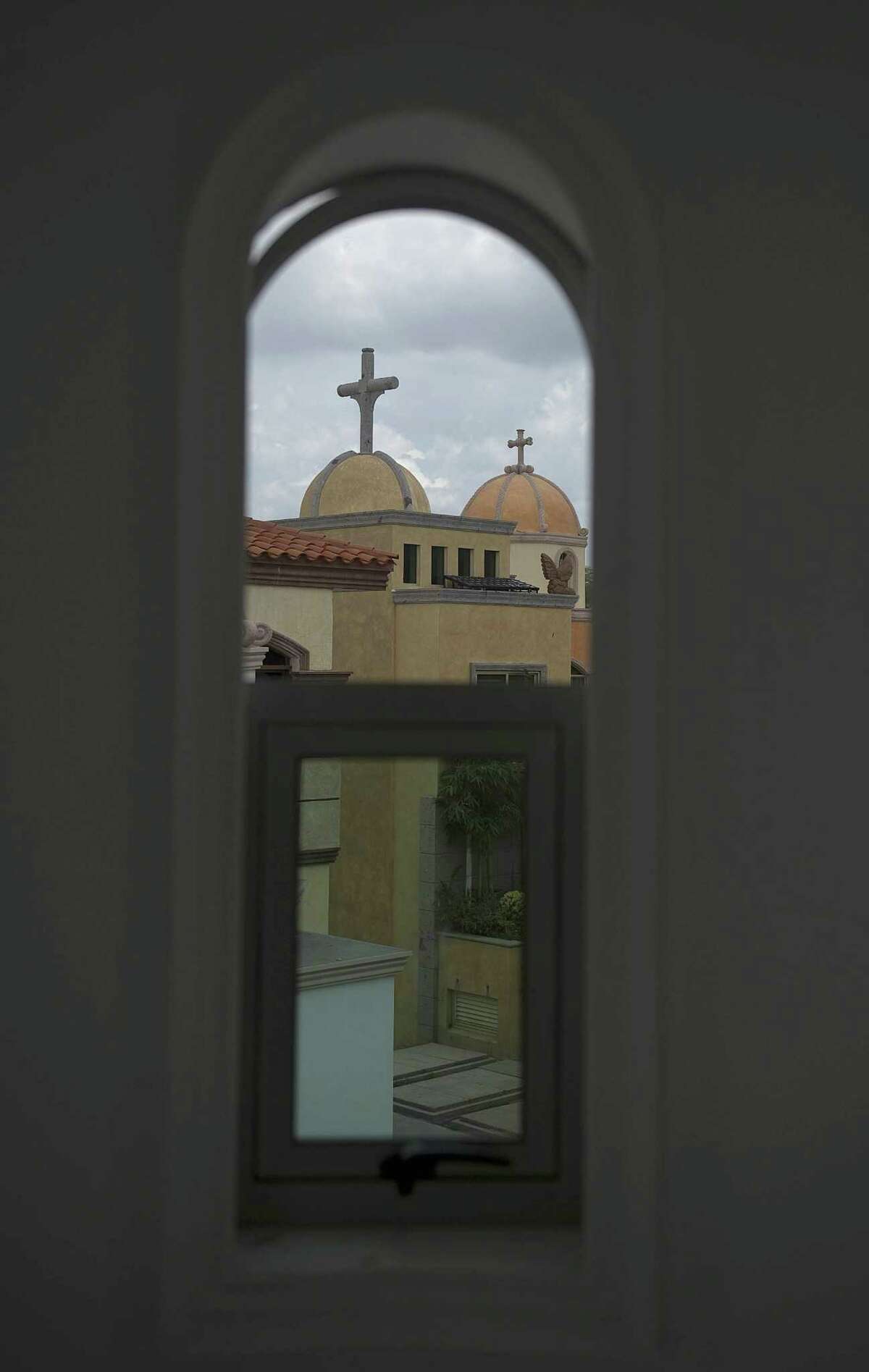 Cartel kingpins, families buried in lavish gravesites in narco cemetery ...