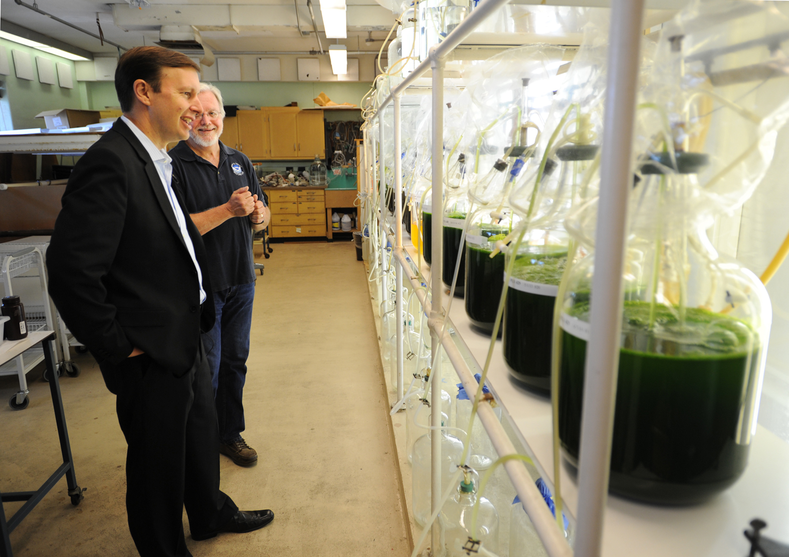 Murphy begins Sound tour with visit to Milford lab