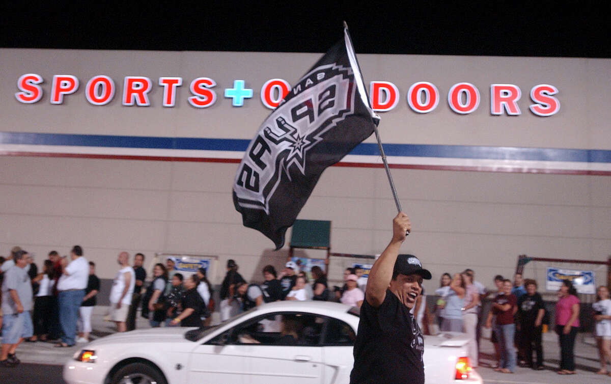 Spurs fans turn to Crying Jordans, sad memes following Game 4 loss