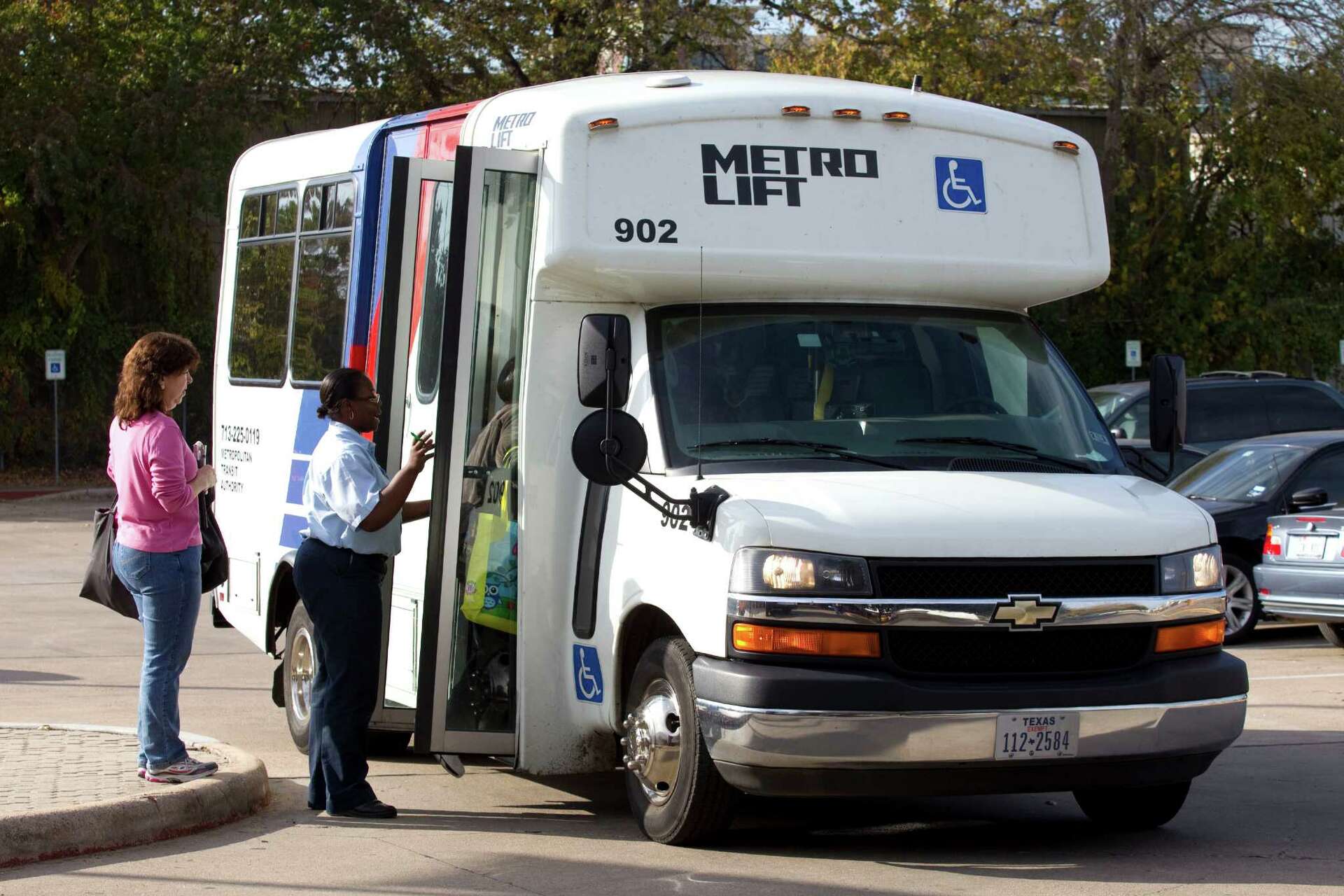 Metro votes not to outsource entire MetroLift service